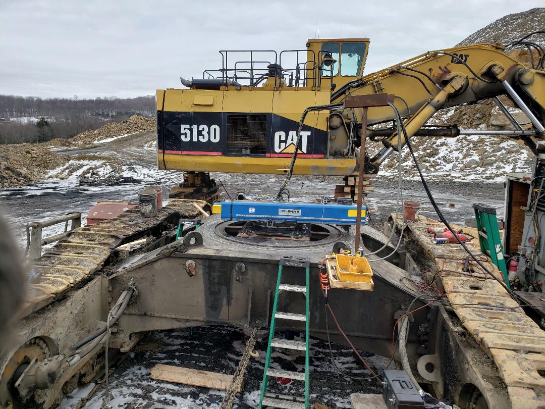 CAT 5130 Excavator Using FF8200 To Level Rotational Bearing
